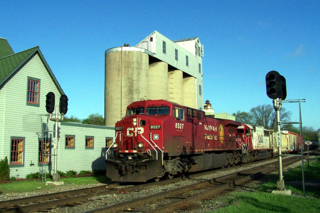 CP 8527 EB at Elm Grove by elevator.